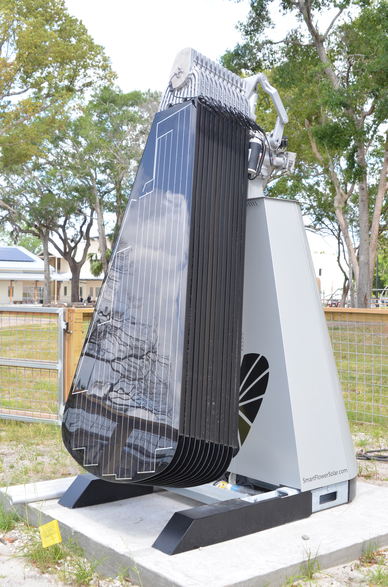 Smartflower, Sistema de paneles solares en forma de flor. – Hipernova